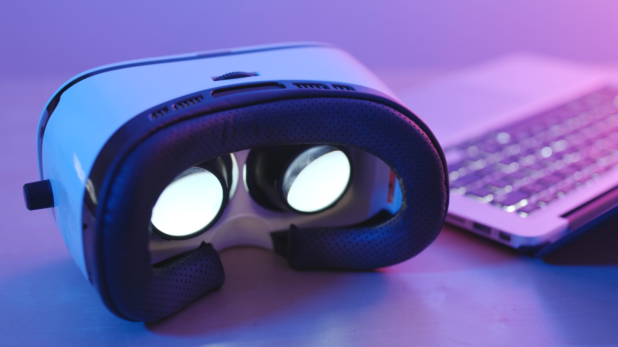 Augmented Reality (AR) dan Virtual Reality (VR) : Revolusi Interaksi ...